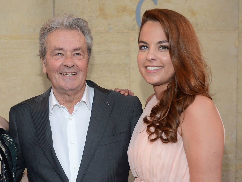 Alain Delon : Sa fille Anouchka pose nue et dévoile un message ... Alain Delon : Sa fille Anouchka pose nue et dévoile un message ...