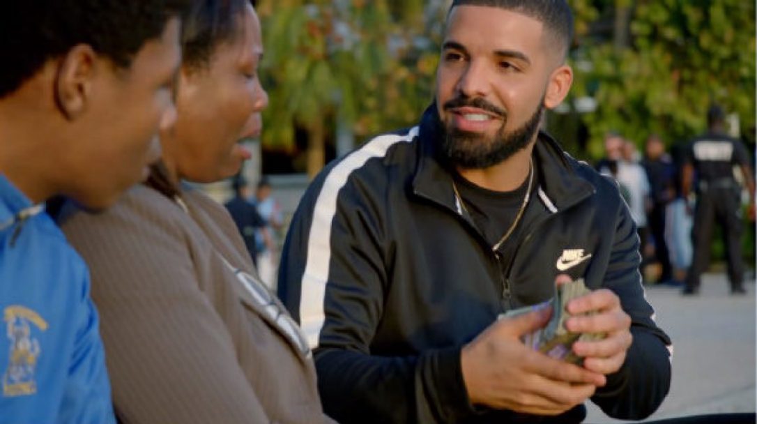 Drake distribue 1 million de dollars à des figurants pas comme les autres