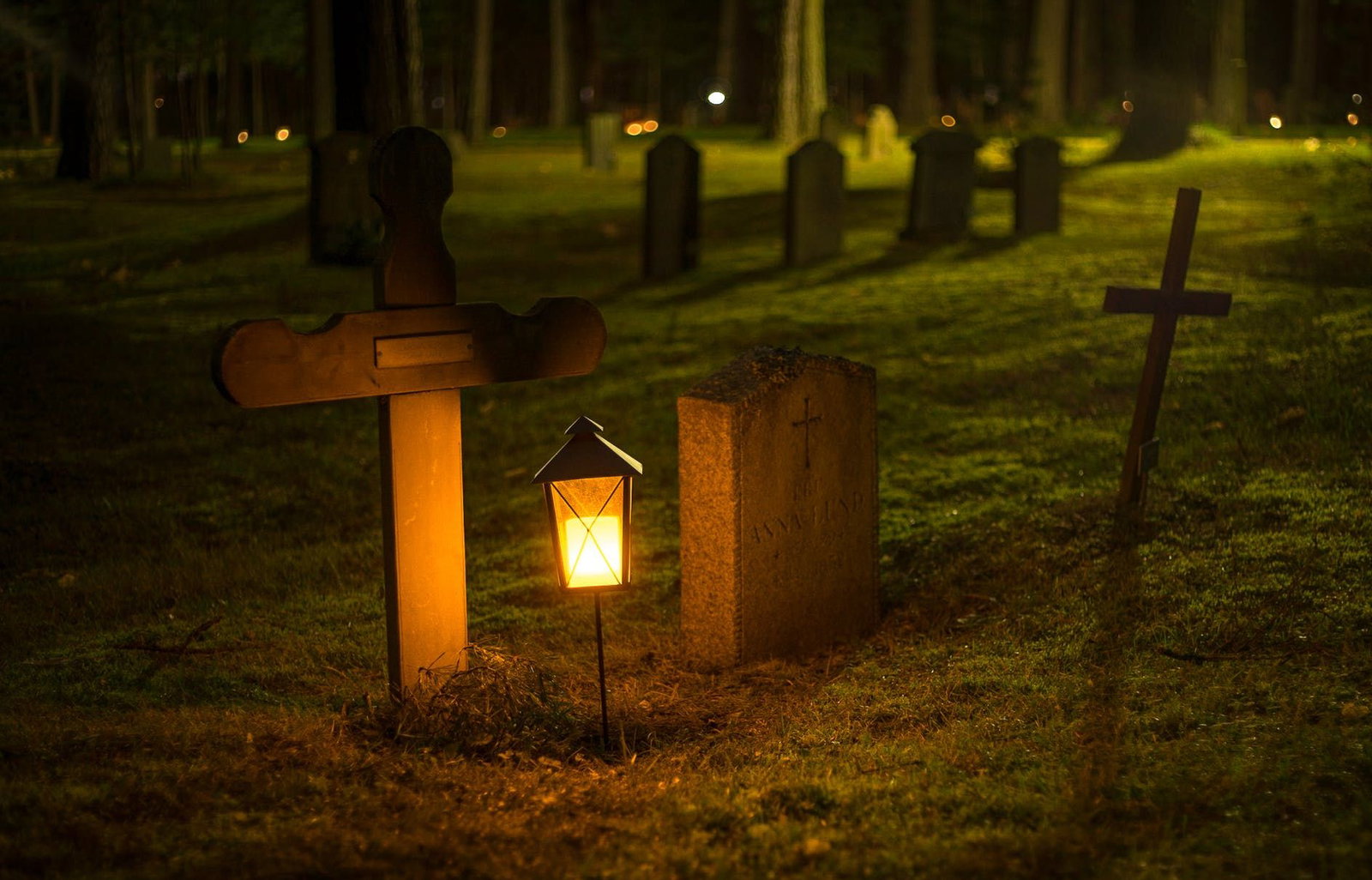 Incroyable ! Gagnez 230 euros pour dormir dans un cimetière le soir d ...