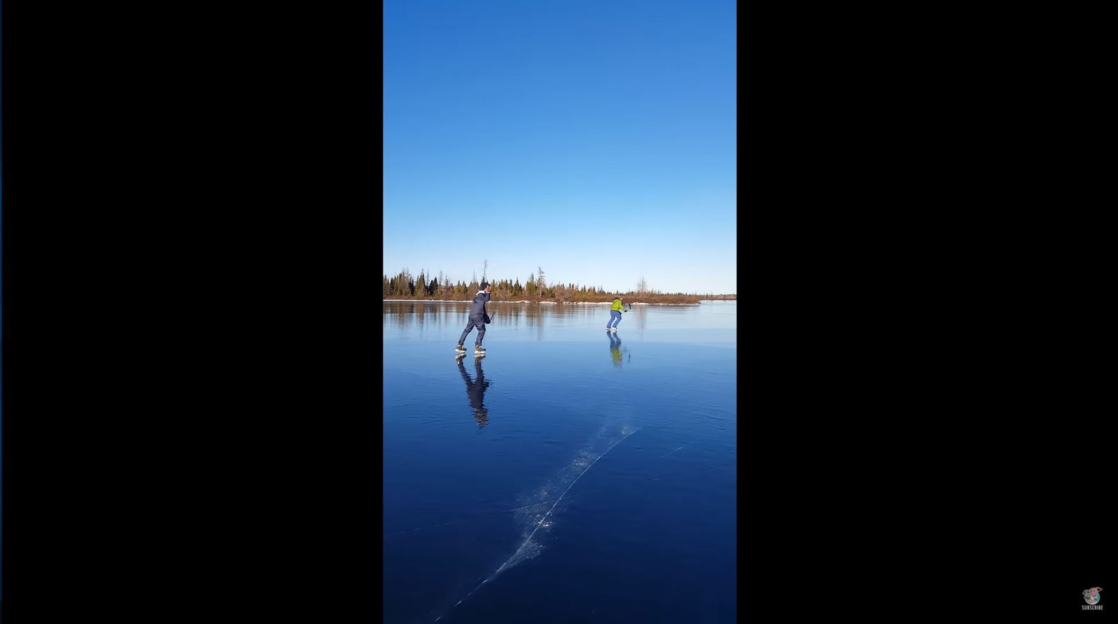 Canada : Ils font du hockey sur glace sur un lac gelé