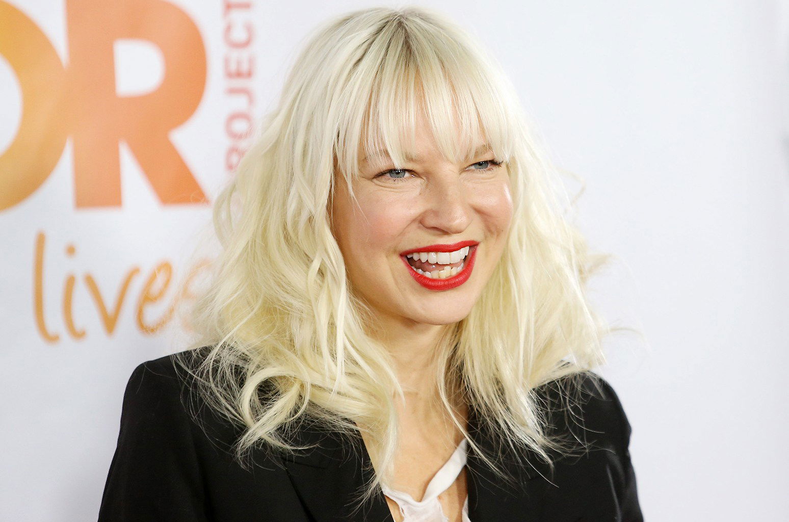 Sia : La chanteuse souhaite adopter un adolescent de 16 ans Sia : La chanteuse souhaite adopter un adolescent de 16 ans