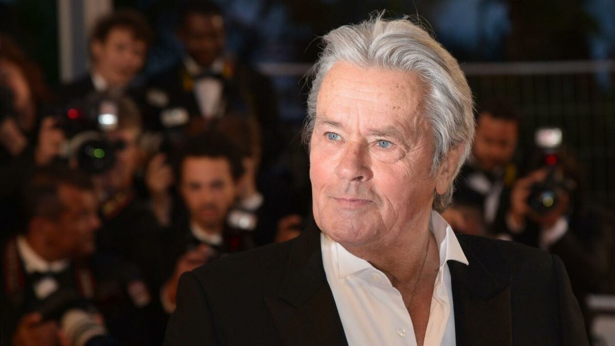 Alain Delon : Silencieux depuis son AVC, il donne enfin des nouvelles ...