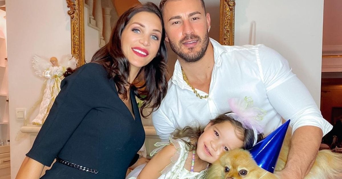 Julia Paredes, enceinte, elle a épousé Maxime Parisi lors d'une jolie ...