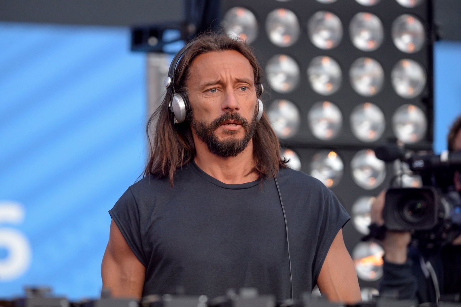 Bob Sinclar tacle le gouvernement : Sa parodie musicale raillée sur la ...