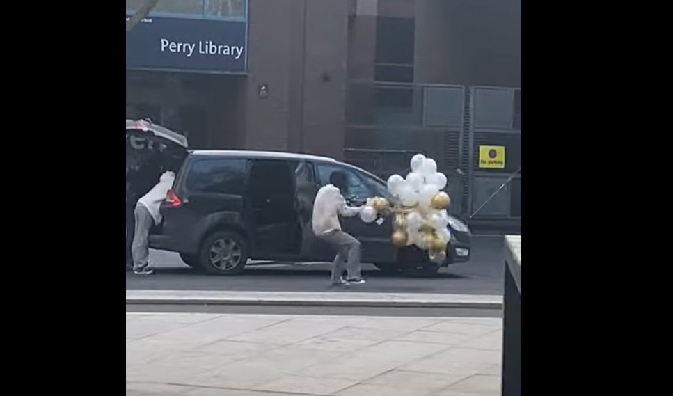 Cette femme a bien failli s'envoler avec ses ballons