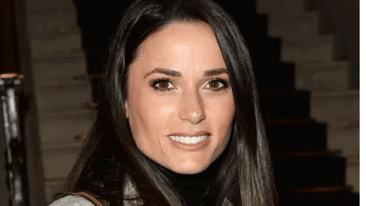 Capucine Anav : Hyper complexée par son corps, elle ose tout de même ...