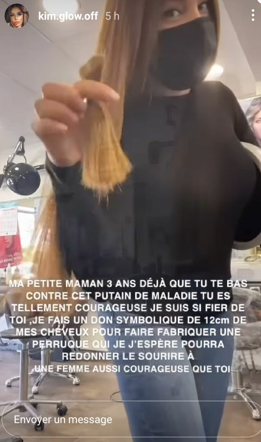 Kim Glow fait don de ses cheveux en soutien à sa mère, atteinte d’un cancer