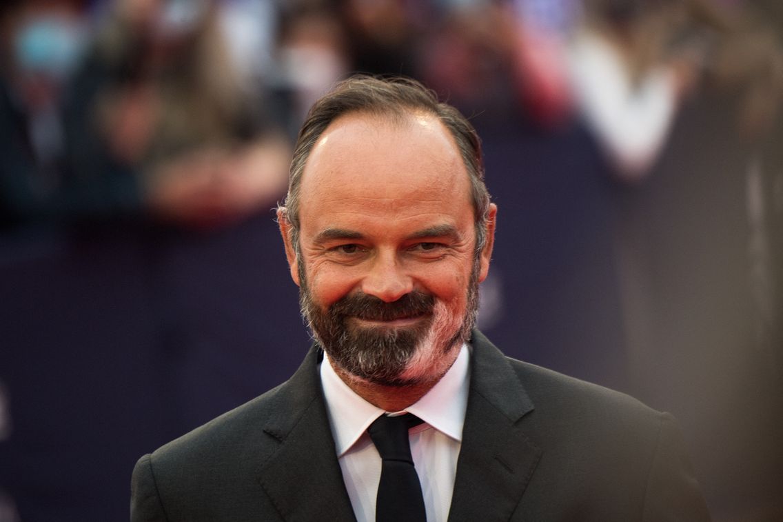 Emmanuel Macron décore Edouard Philippe et se moque de sa barbe au ...