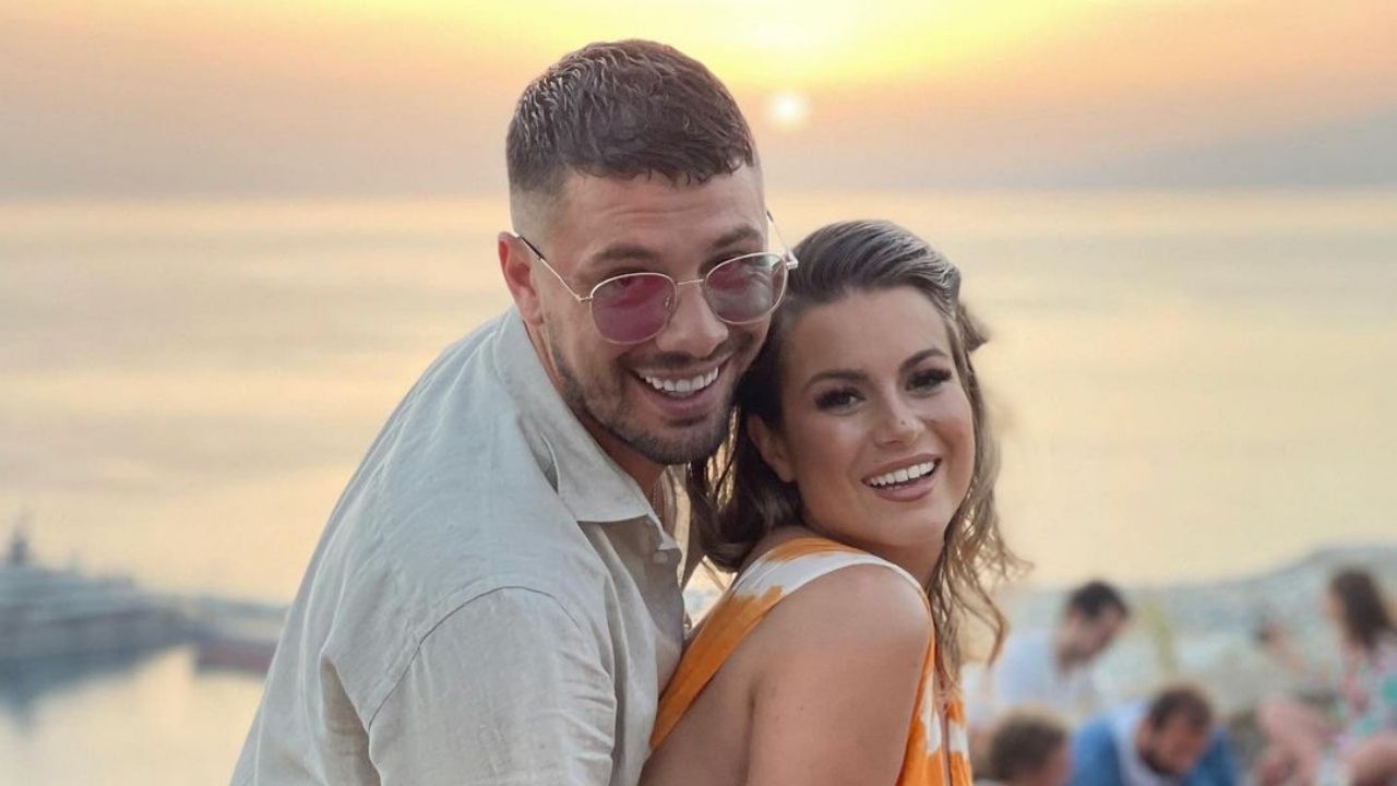 Carla Moreau prend la pose avec Kevin Guedj... et se fait tacler par ... Carla Moreau prend la pose avec Kevin Guedj... et se fait tacler par ...