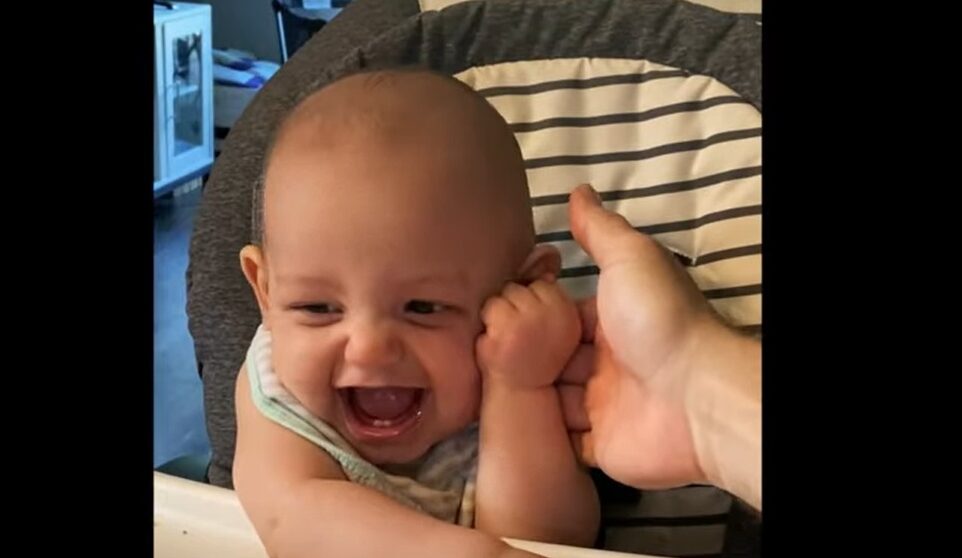 Adorable ! Le rire de ce petit bébé va vous faire craquer