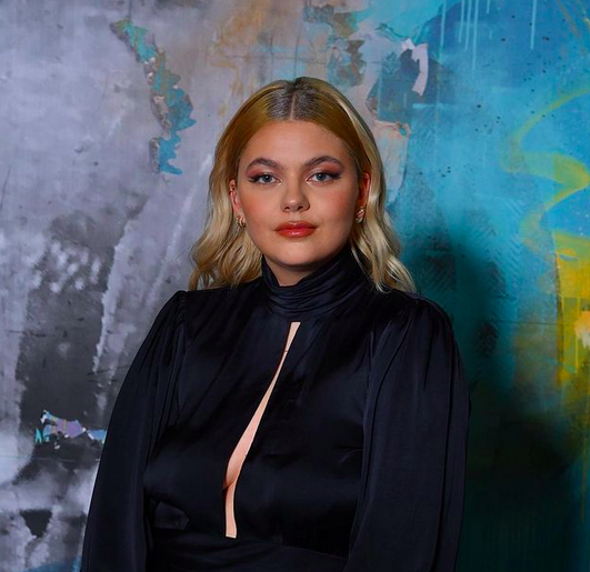 Louane : Son nouveau look ultra glamour affole la toile