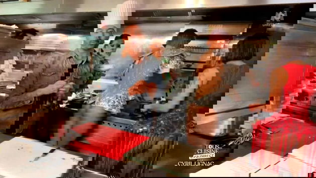 Tous en cuisine : Frédérick Bousquet moqué à cause de sa tenue jugée inappropriée