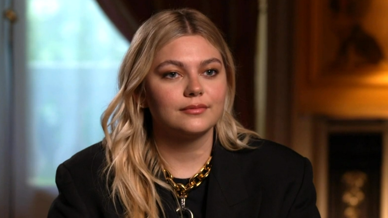 Louane : ce sujet dont elle ne peut absolument pas parler avec son ...
