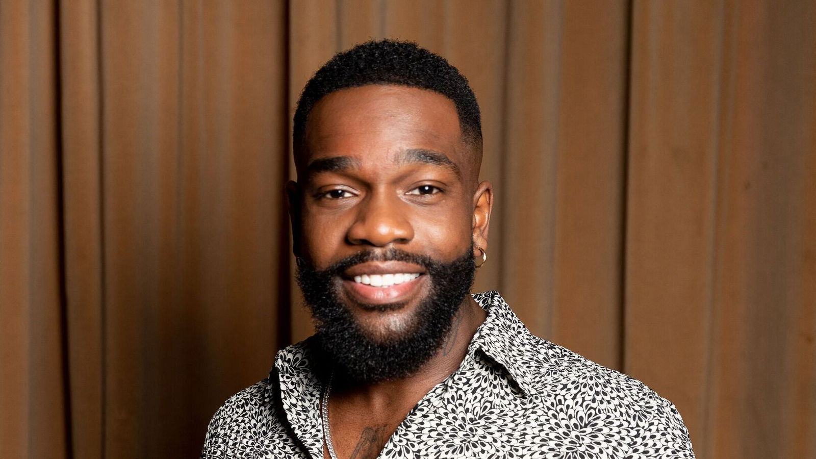 Tayc renifle le string d’un fan sur scène : les internautes sont choqués