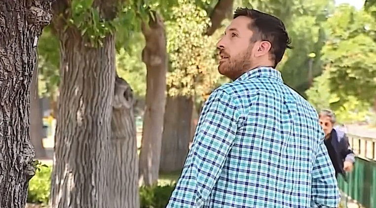 En plein direct, ce journaliste se fait dérober ses oreillettes par un ...