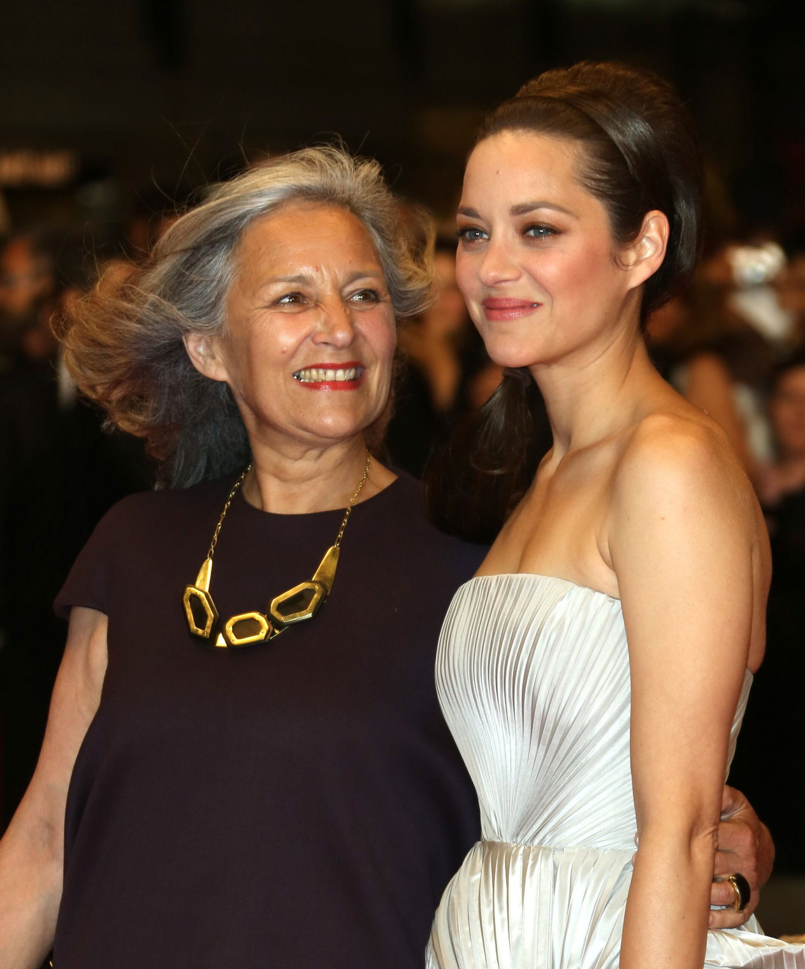 Marion Cotillard confie son admiration pour sa mère, battue dans son ...
