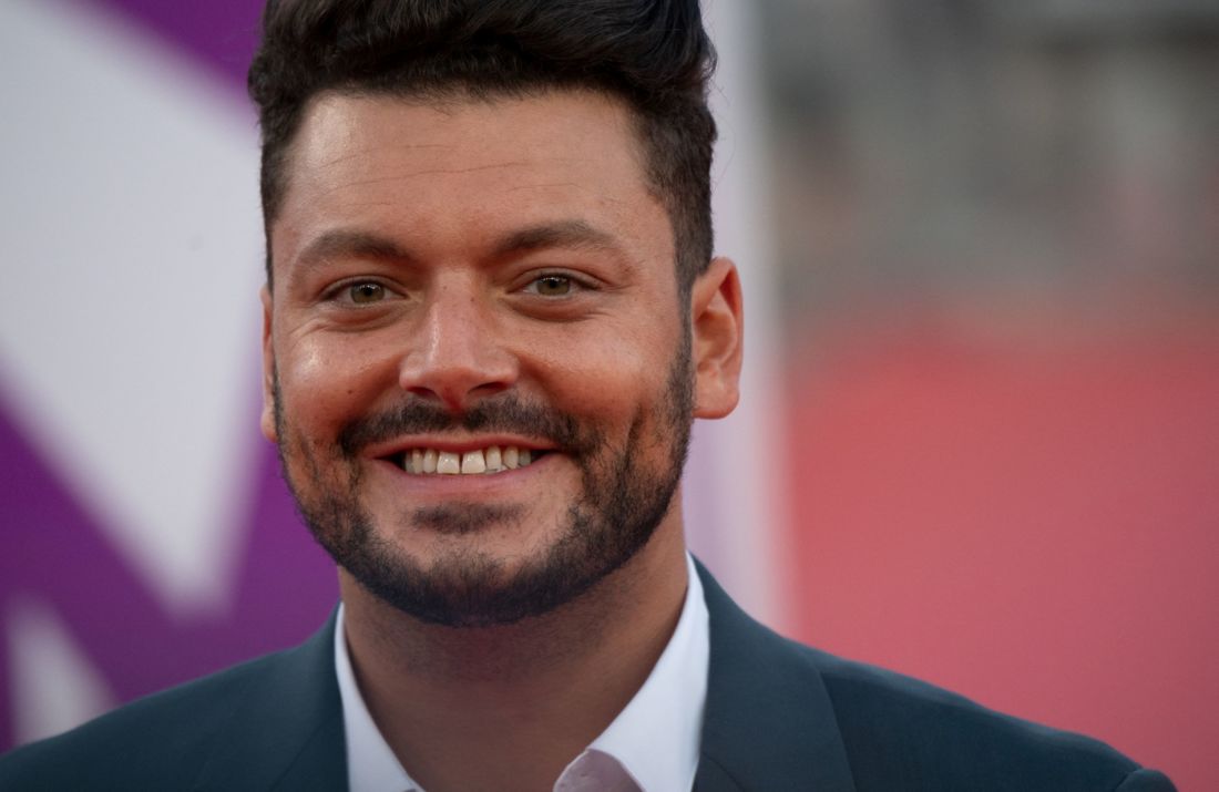 Love Addict : découvrez la transformation physique de Kev Adams pour ce ...