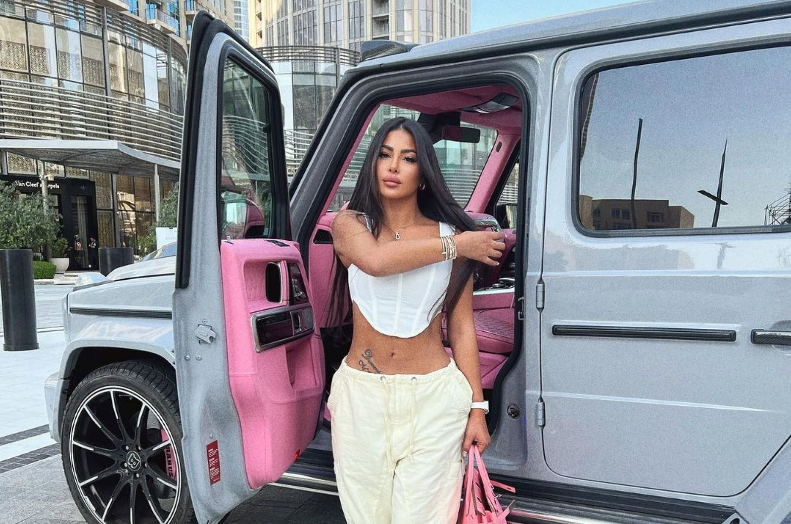 Maeva Ghennam victime d'une arnaque ? Elle s'exprime en larmes : "J'ai ...