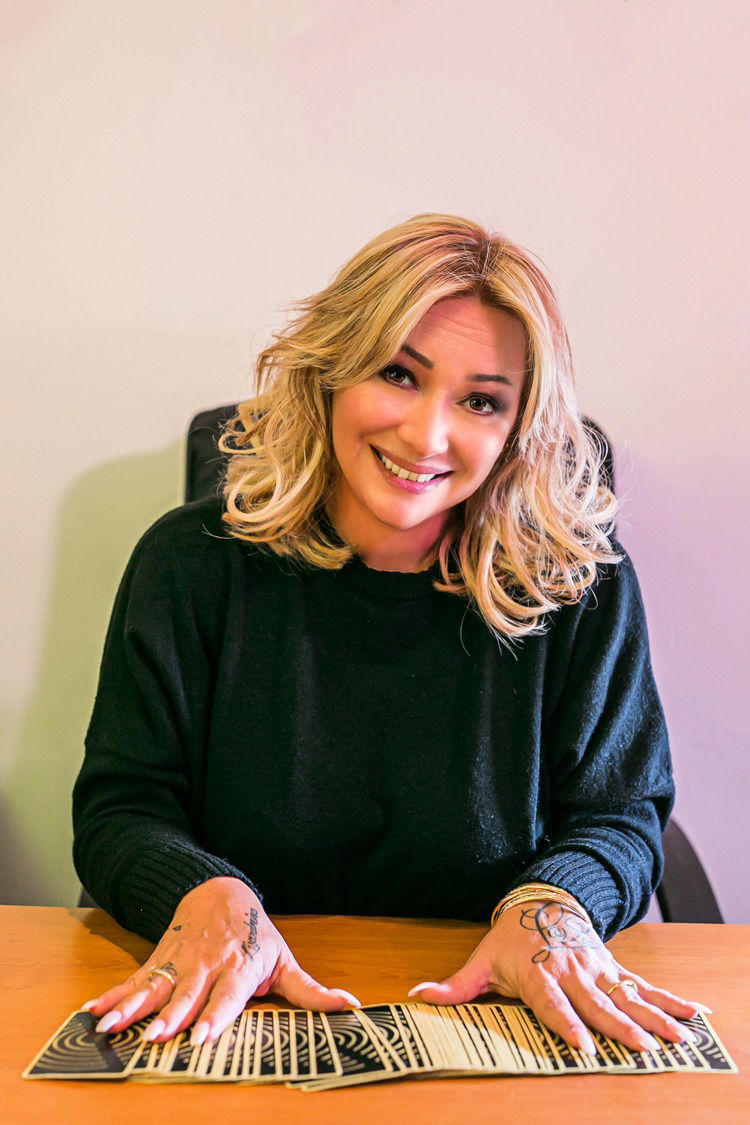 Carla Moreau : sa voyante affirme avoir été approchée par trois autres ...