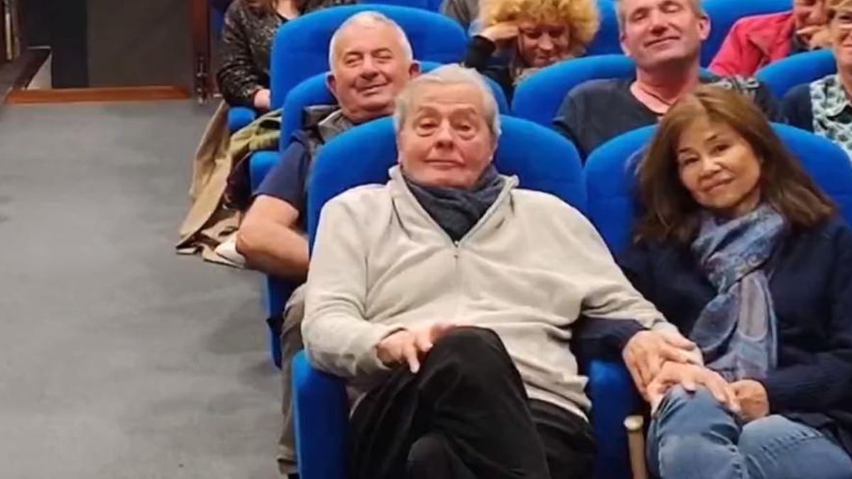 Alain Delon en couple avec Hiromi Rollin ? Ce que le comédien aurait ...