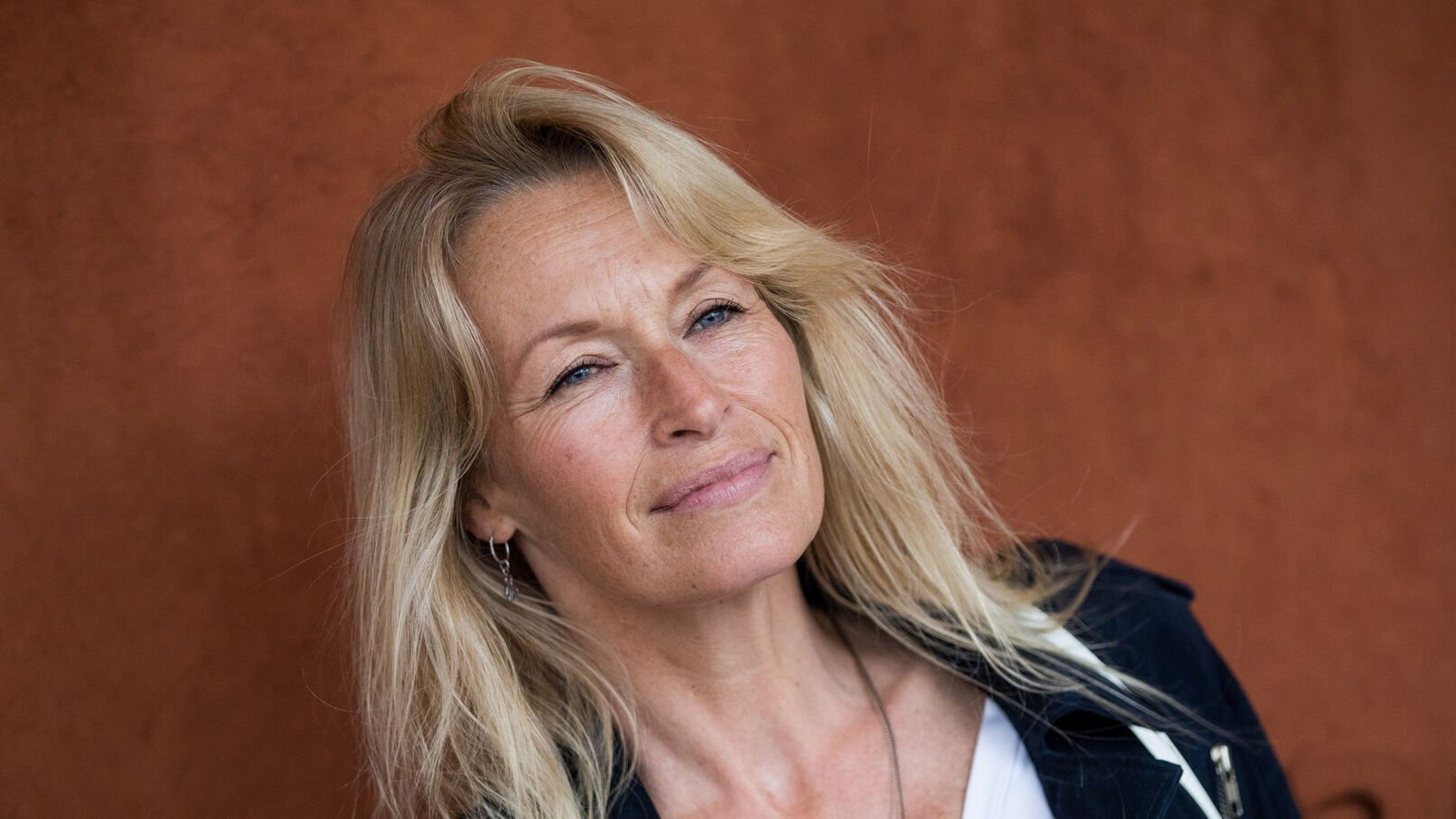 Estelle Lefébure "lésée" et révoltée : elle poursuit en justice un ...