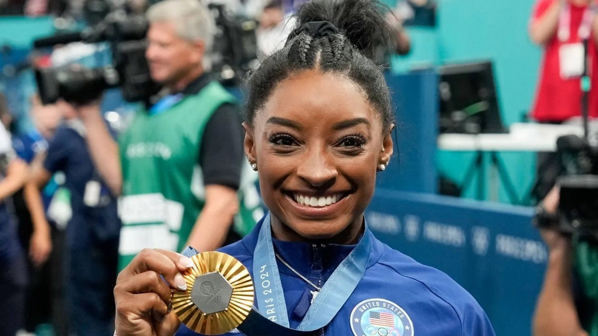 JO 2024 : Léon Marchand et Simone Biles posent pour une photo, un ...
