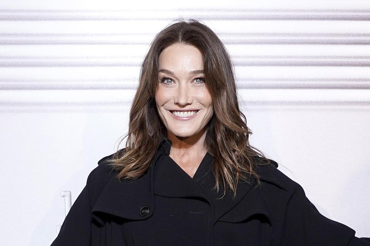 Carla Bruni réagit avec humour à cette séquence insolite dans la série ...
