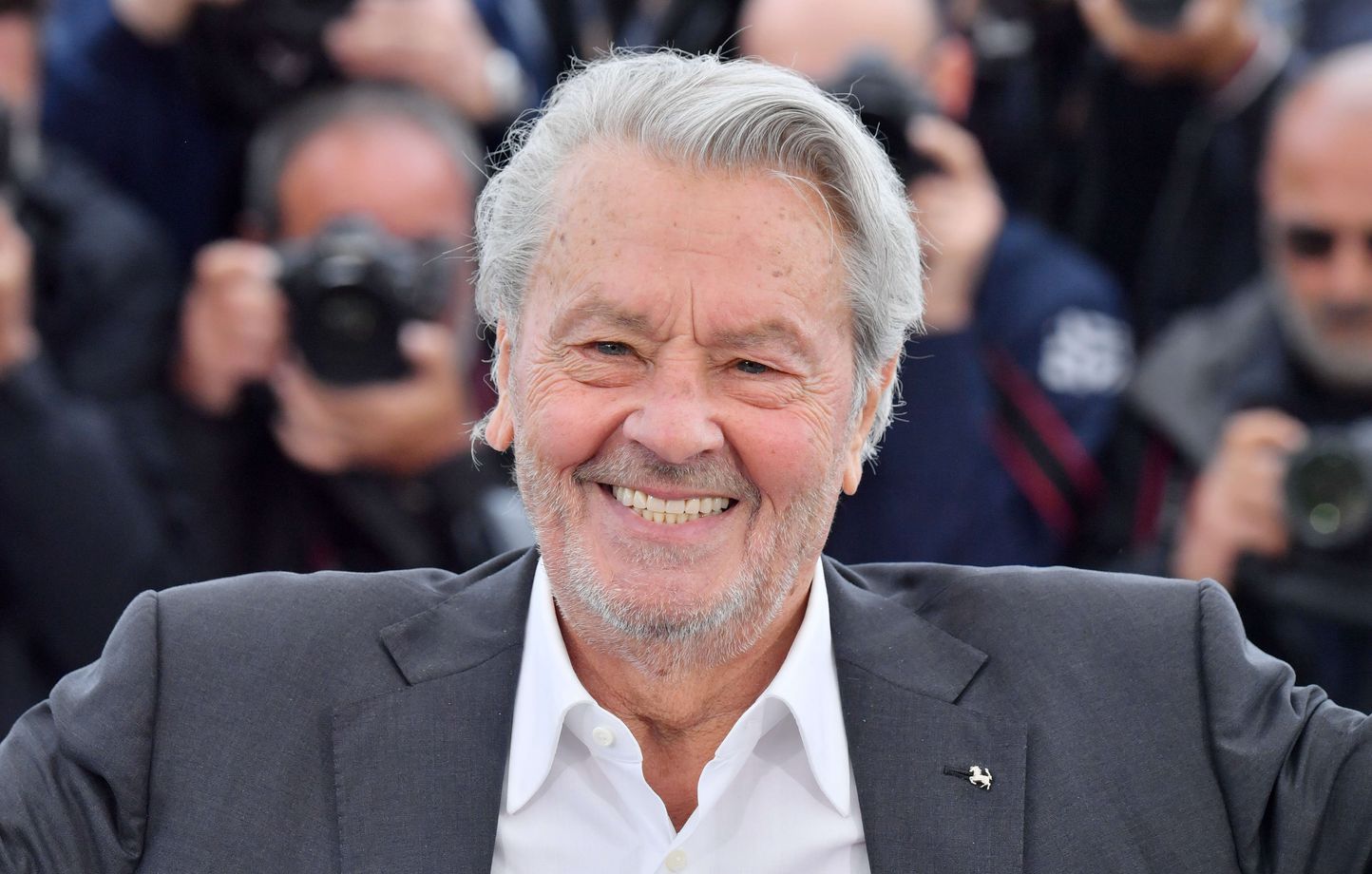 Alain Delon : le comédien enterré avec… Son ancien garde du corps fait ...