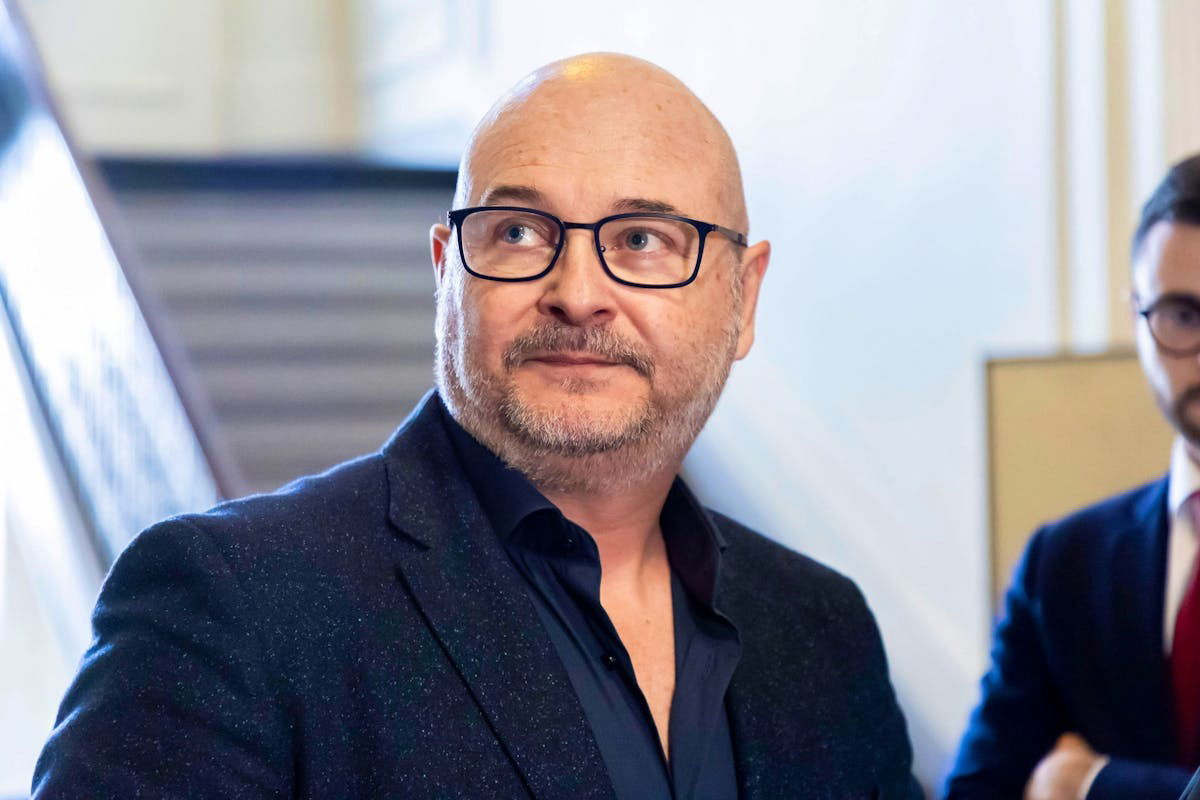 Sébastien Cauet vs NRJ : le bras de fer continue... une grosse somme en ...