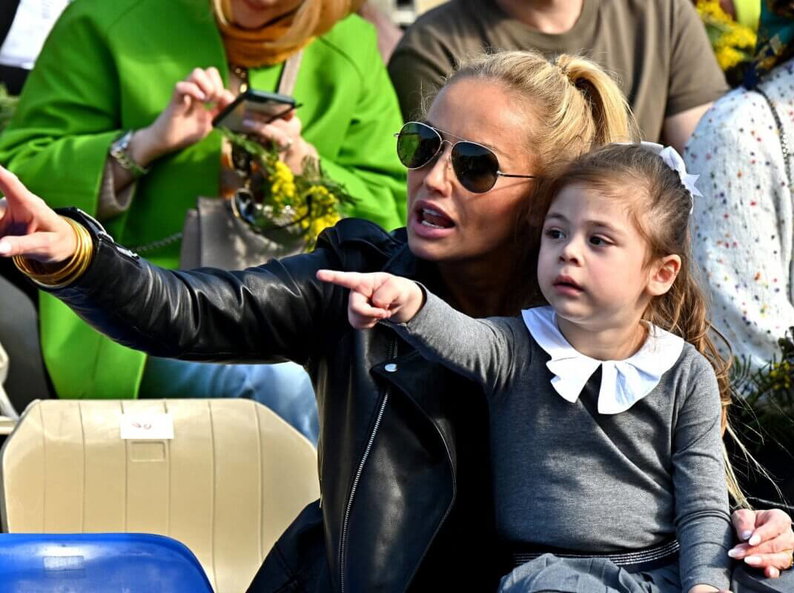 Adriana Karembeu s’exprime sur la difficulté d’être loin de sa fille ...
