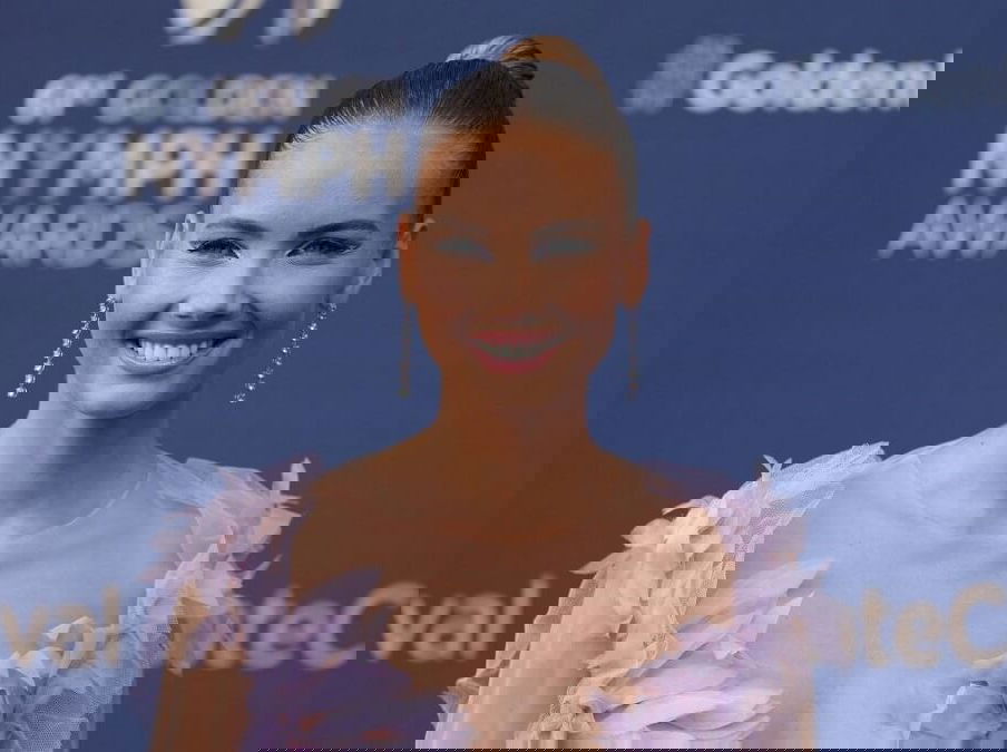 Amandine Petit prend du bon temps avec son nouveau fiancé, elle partage une tendre photo à la plage