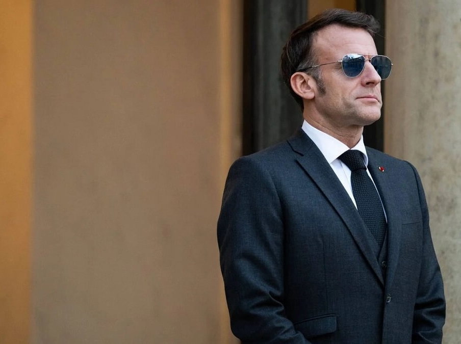 Emmanuel Macron : ses célèbres lunettes de soleil au coeur d'une polémique