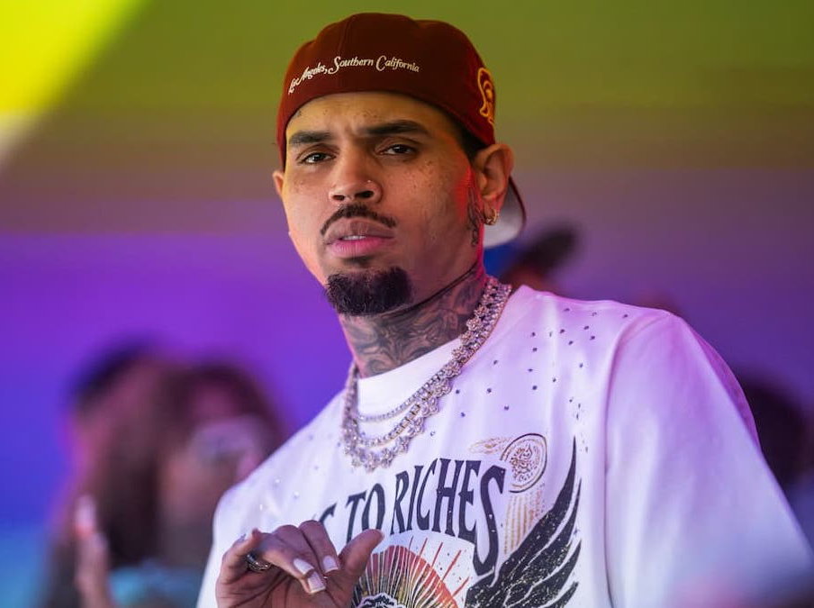 Chris Brown : une fan française s'en prend violemment à sa voiture ...