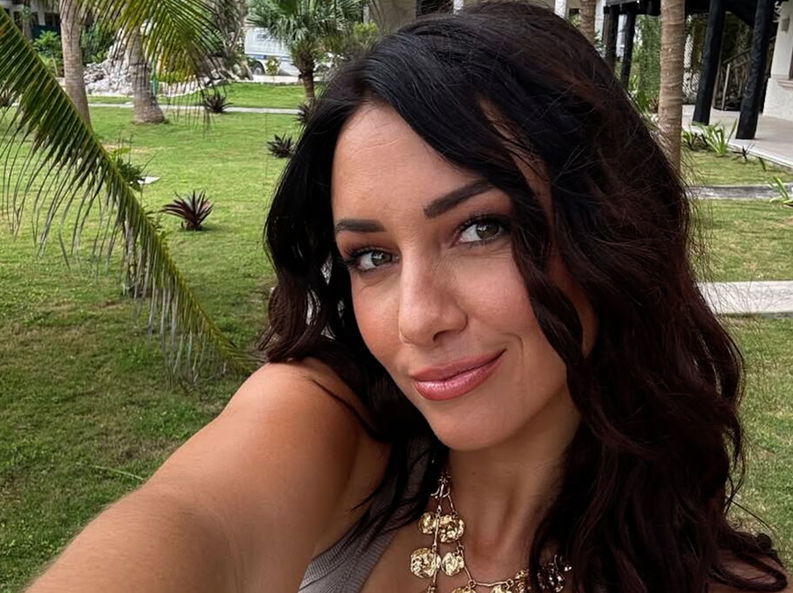 Delphine Wespiser blessée par les critiques après sa prise de poids ...