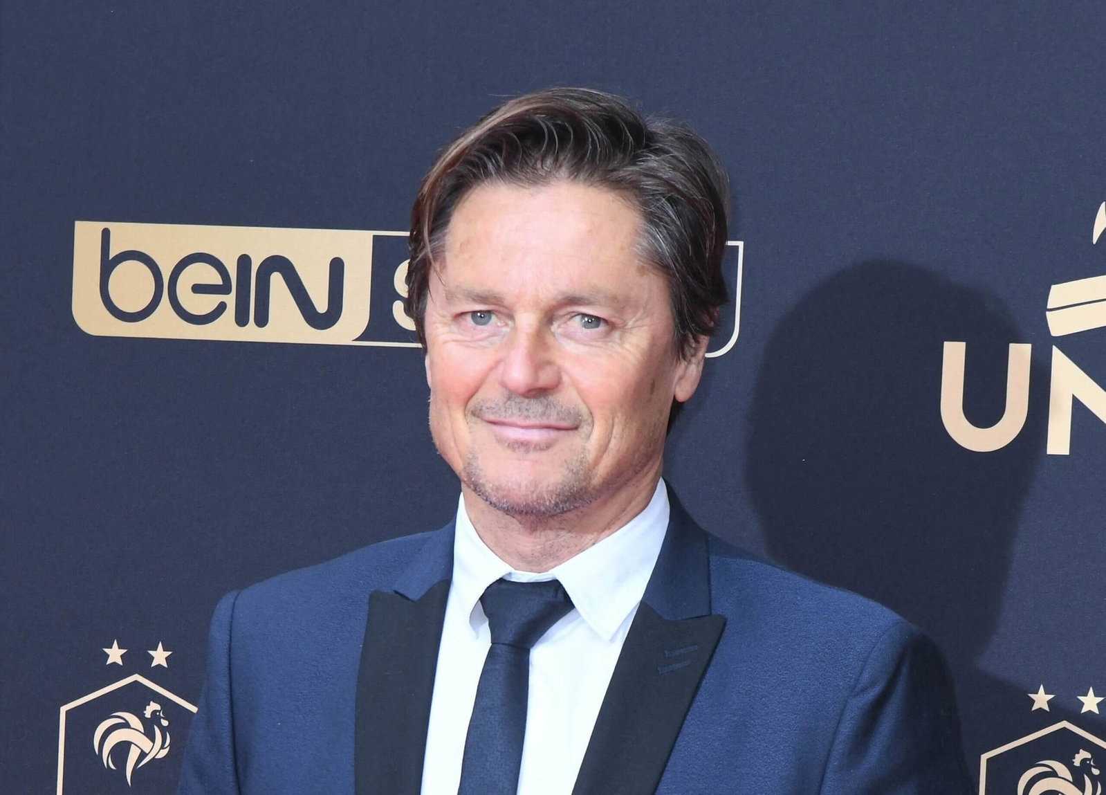 Lucas Bravo (Emily In Paris) : son père Daniel Bravo suspendu par beIN ...