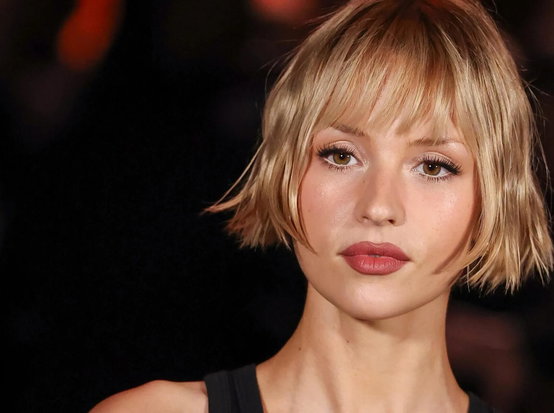 "On parle la langue de l’amour" : Angèle fait de rares confidences sur ...
