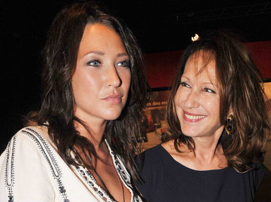 Nathalie Baye : sa fille Laura Smet lui rend hommage en musique : "Nous ...