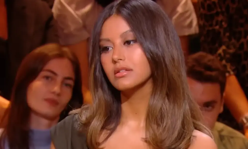 Zahia Dehar réagit aux blagues à son sujet dans l'émission "Dans la ...